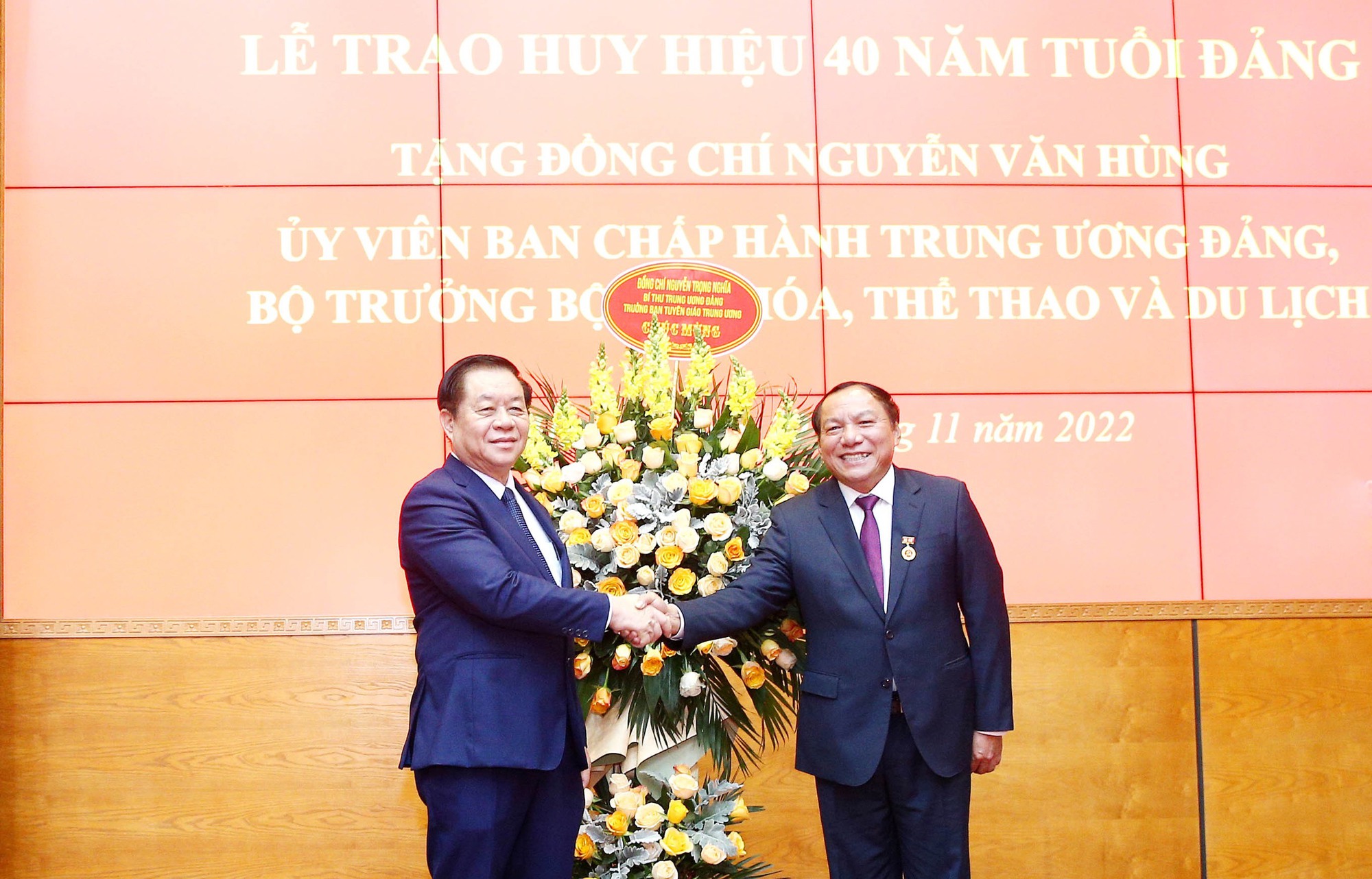 Trao Huy hiệu 40 năm tuổi Đảng cho Bộ trưởng Bộ VHTT&DL
