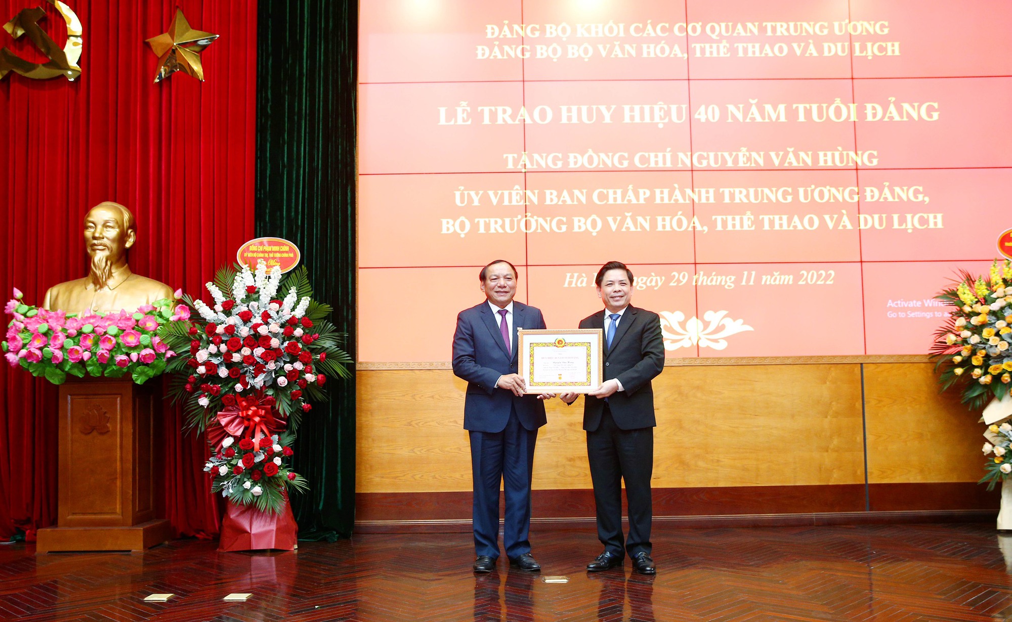 Trao Huy hiệu 40 năm tuổi Đảng cho Bộ trưởng Bộ VHTT&DL