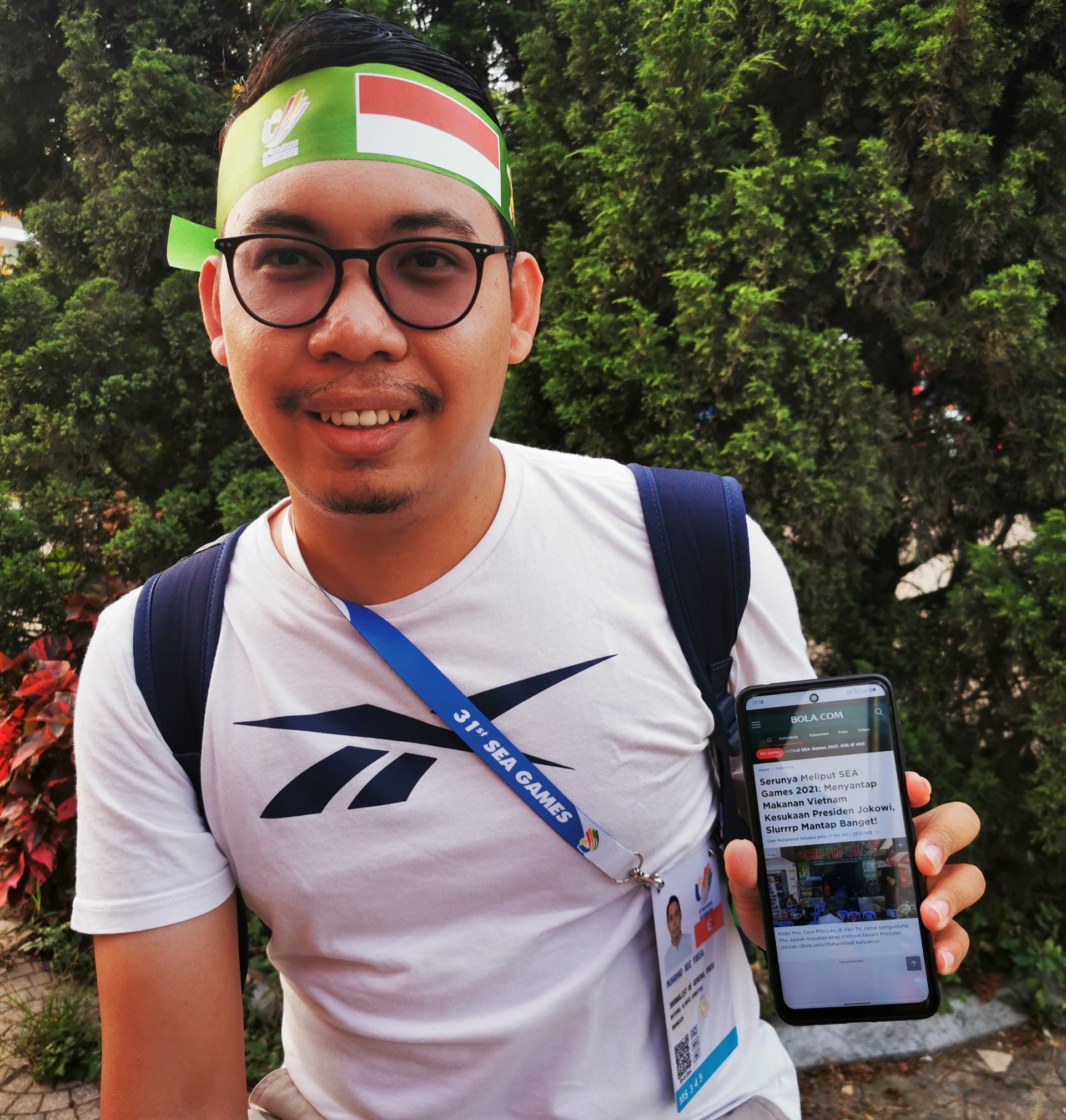 Phóng viên Indonesia mê mệt phở và "phải lòng" cổ động viên Phú Thọ