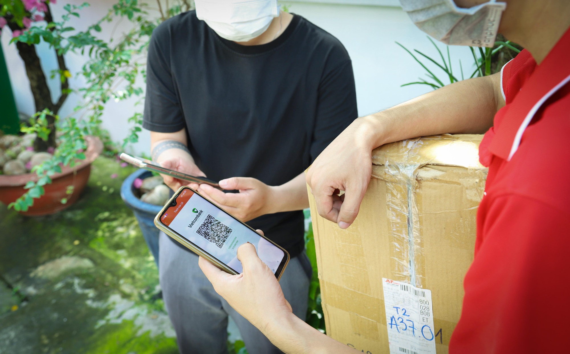 Vietcombank và J&T Express tiên phong ứng dụng QR động trong thanh toán ...