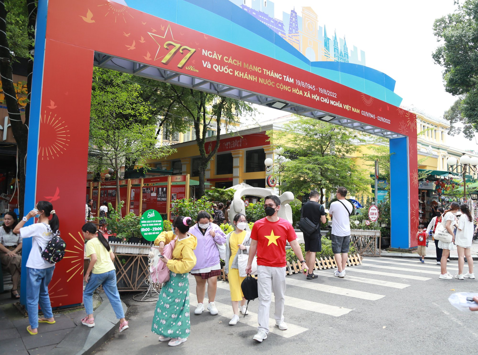 TPHCM: Các điểm du lịch tấp nập du khách đến tham quan, thưởng lãm