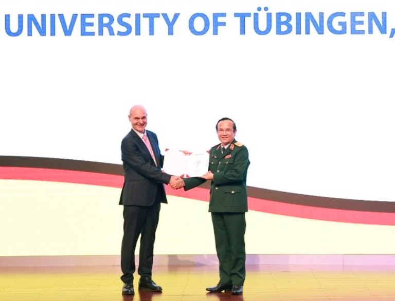 Giám đốc BV Trung ương Quân đội 108 nhận hàm Giáo sư của Đức