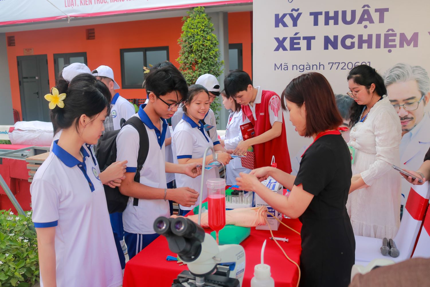 Đại học Quốc tế Hồng Bàng: Giới thiệu ngày hội triển lãm 36 ngành nghề