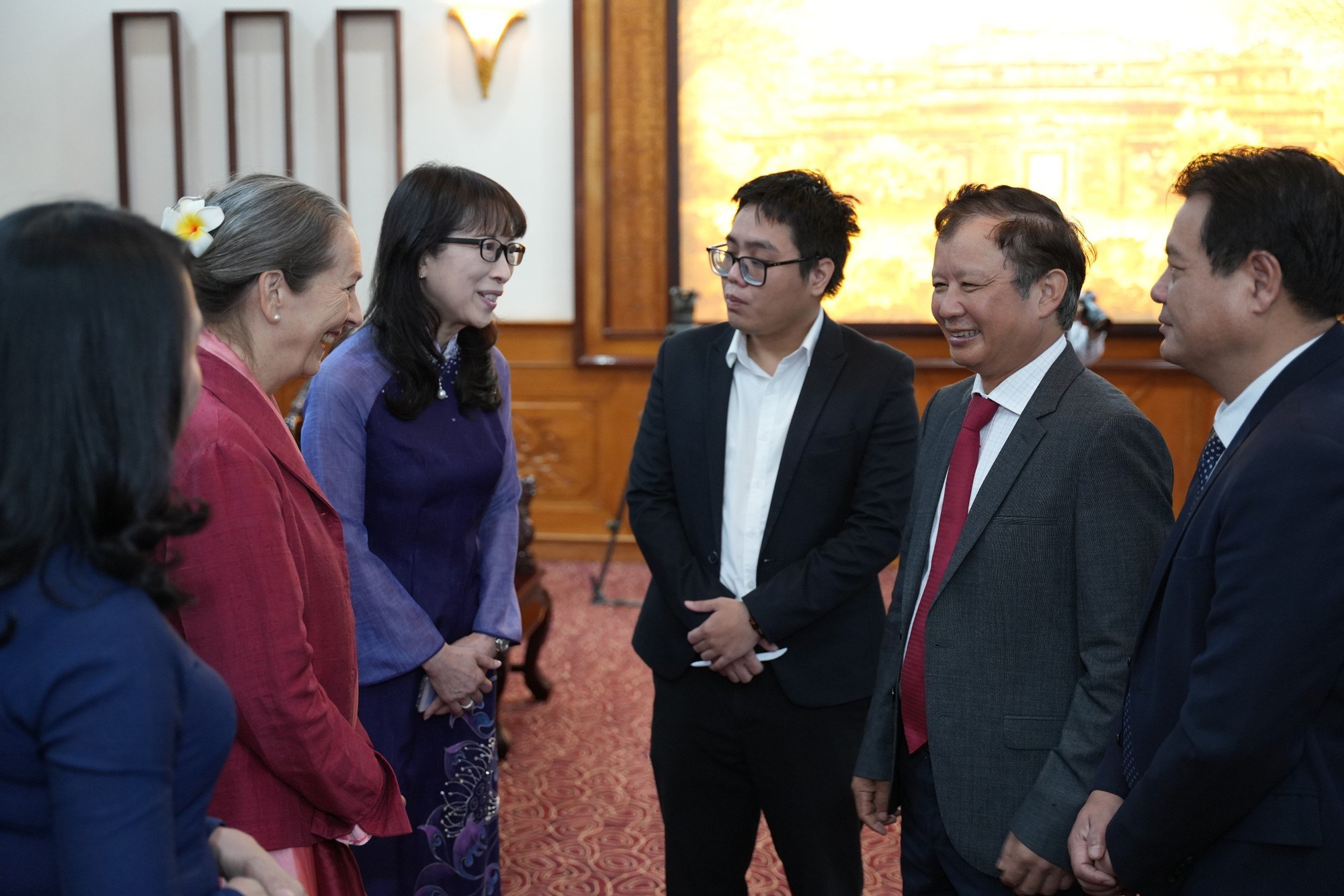 Thừa Thiên Huế vinh danh 2 người nước ngoài tiêu biểu