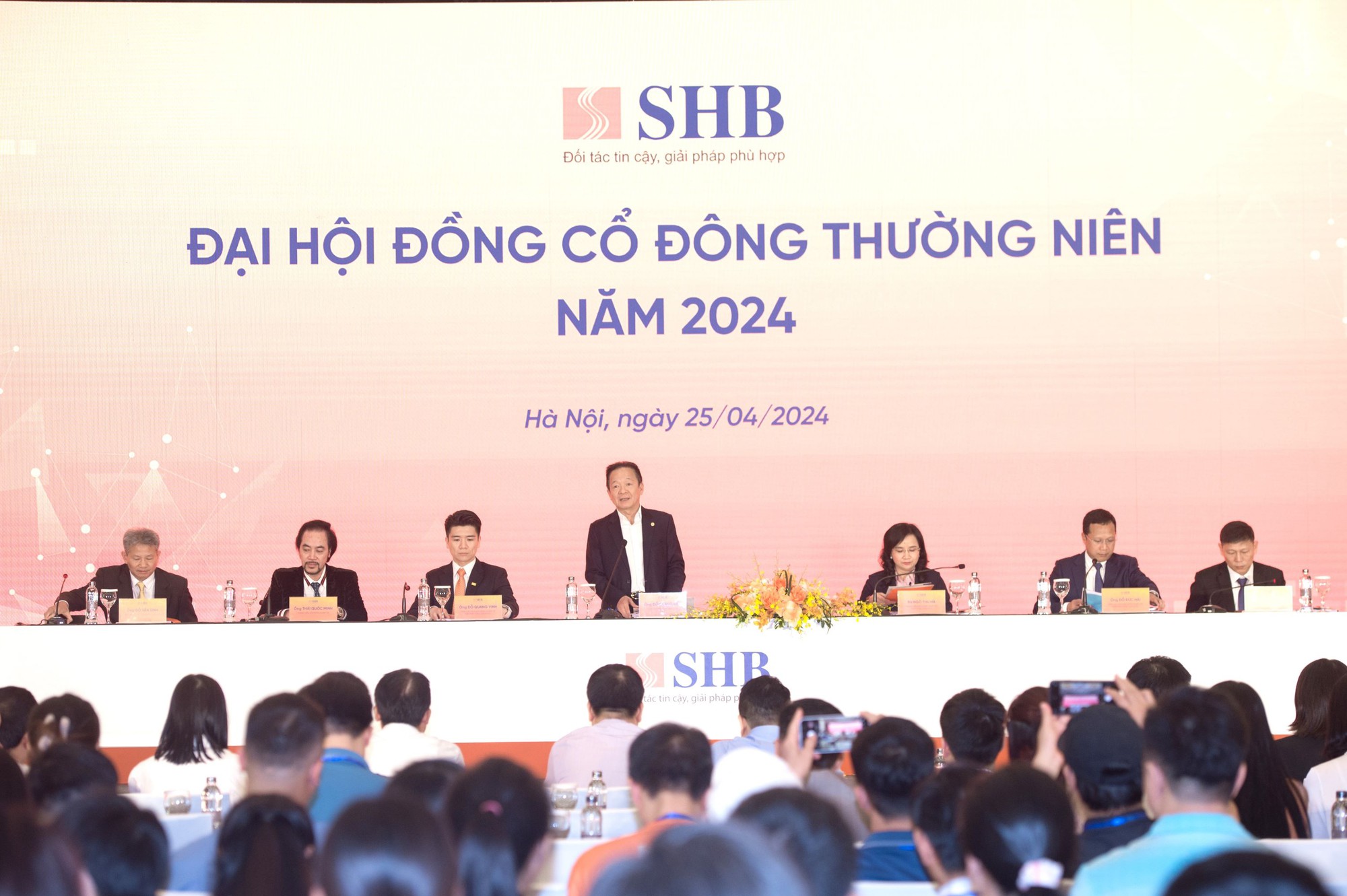 SHB tăng tốc chuyển đổi, mục tiêu 2024 lợi nhuận tăng 22% và chia cổ ...