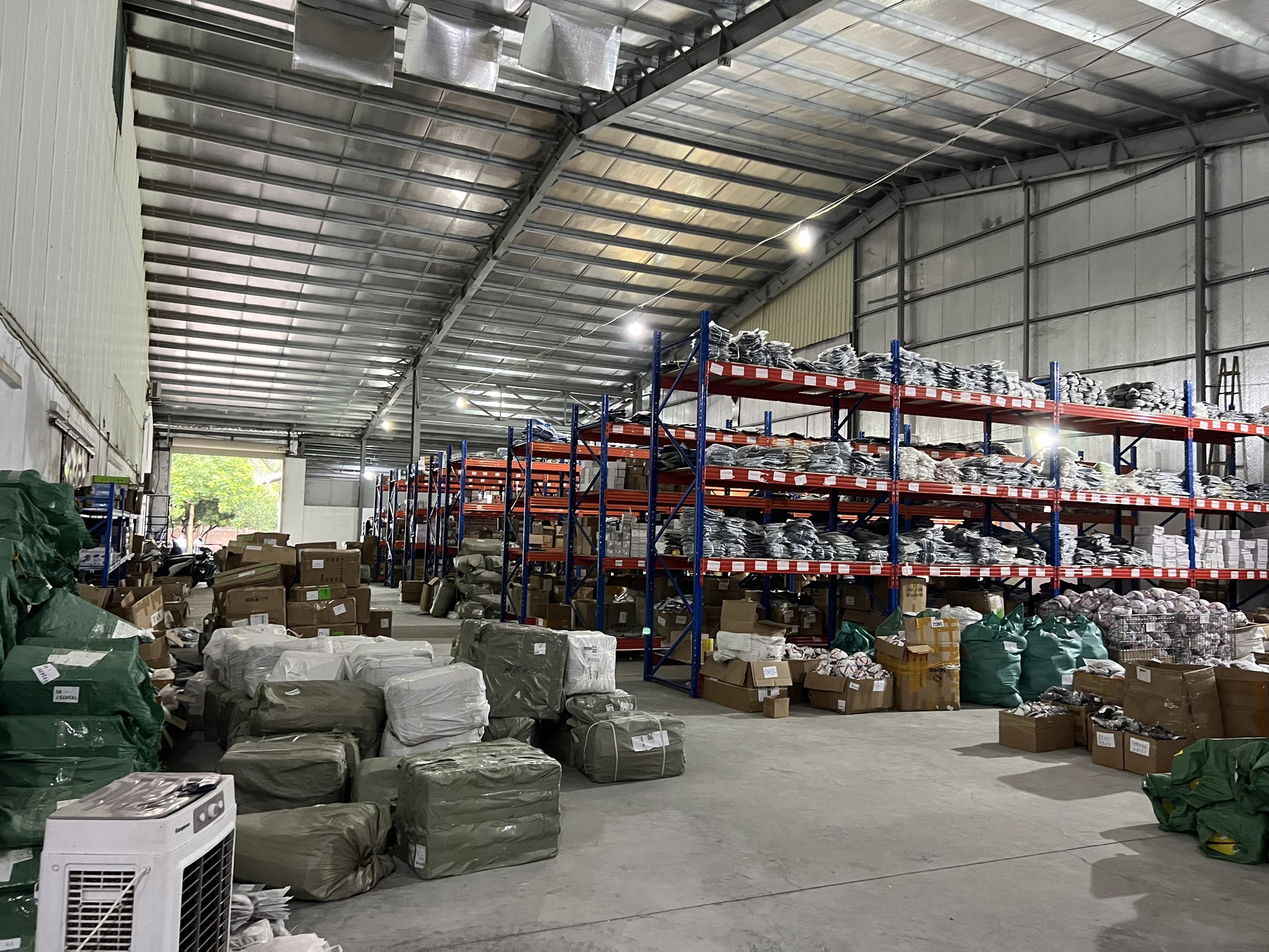 Hà Nội: Phát hiện kho iPhone, iPad 'khủng' không rõ nguồn gốc