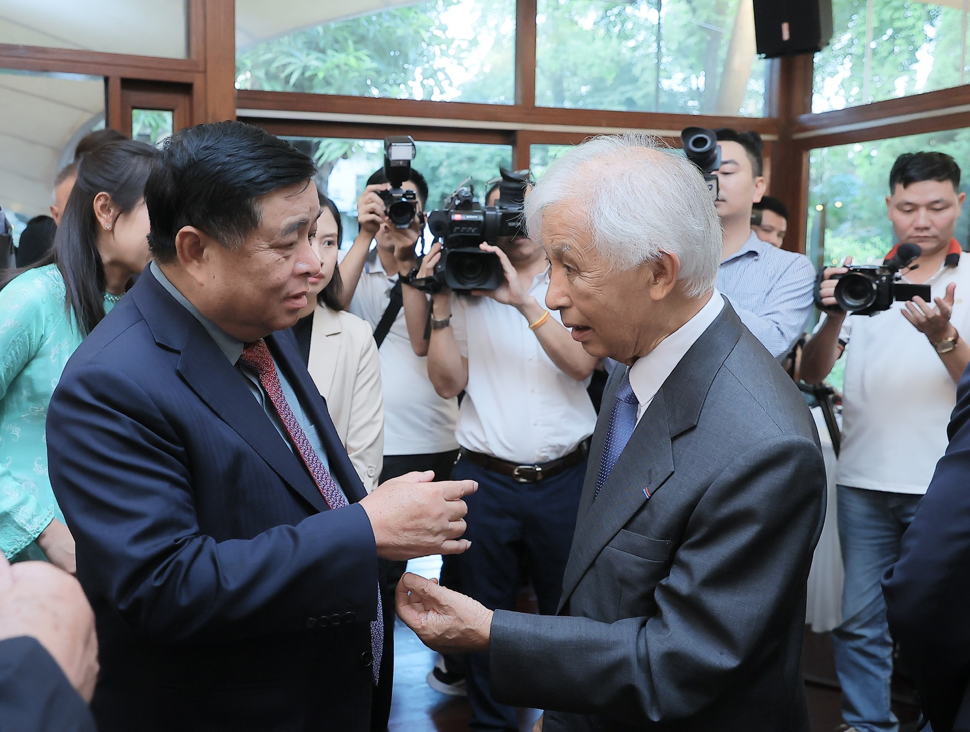 Deputy Prime Minister Nguyen Chi Dung attended the ceremony to award the Legion of Honor Officer ...