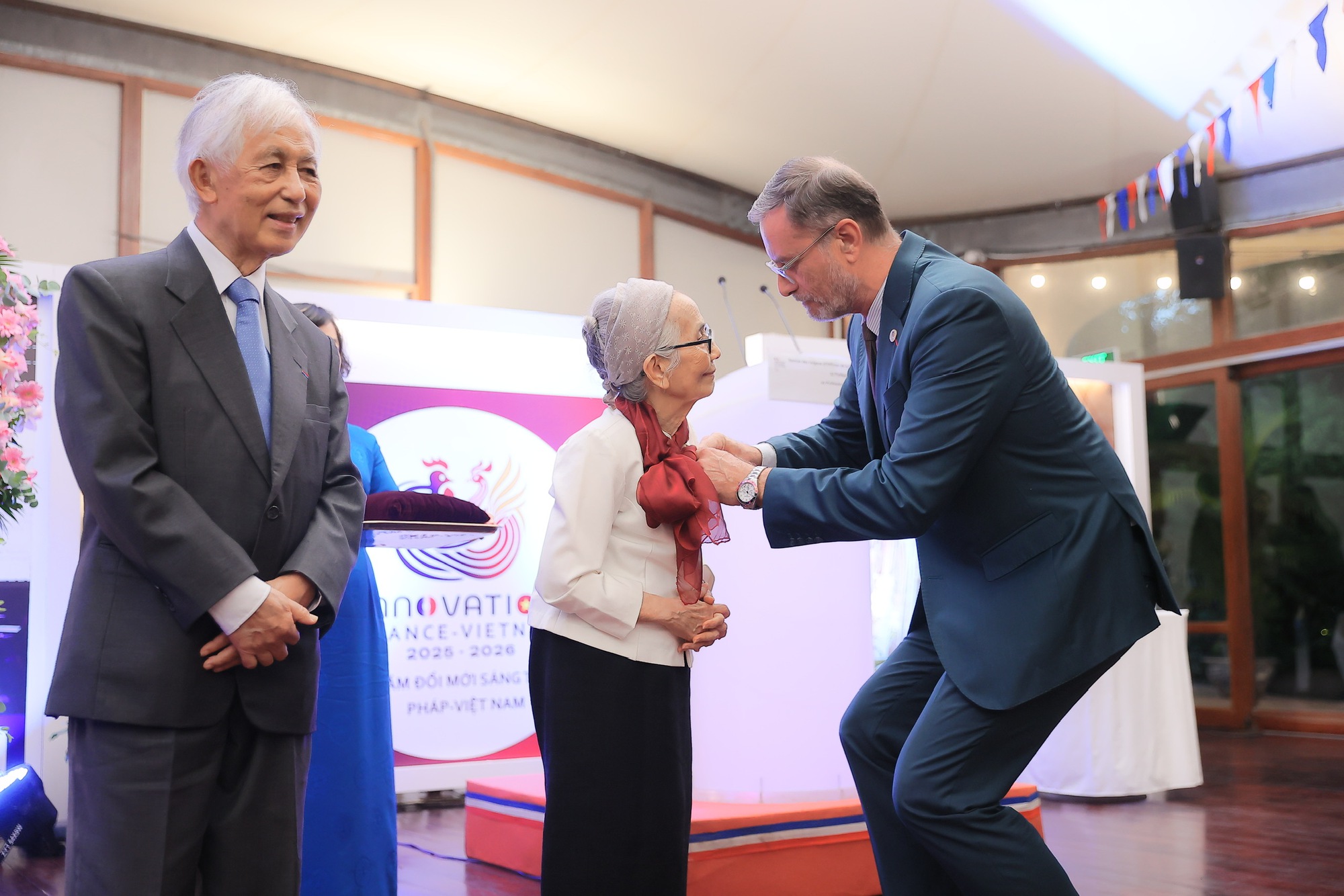 Deputy Prime Minister Nguyen Chi Dung attended the ceremony to award ...