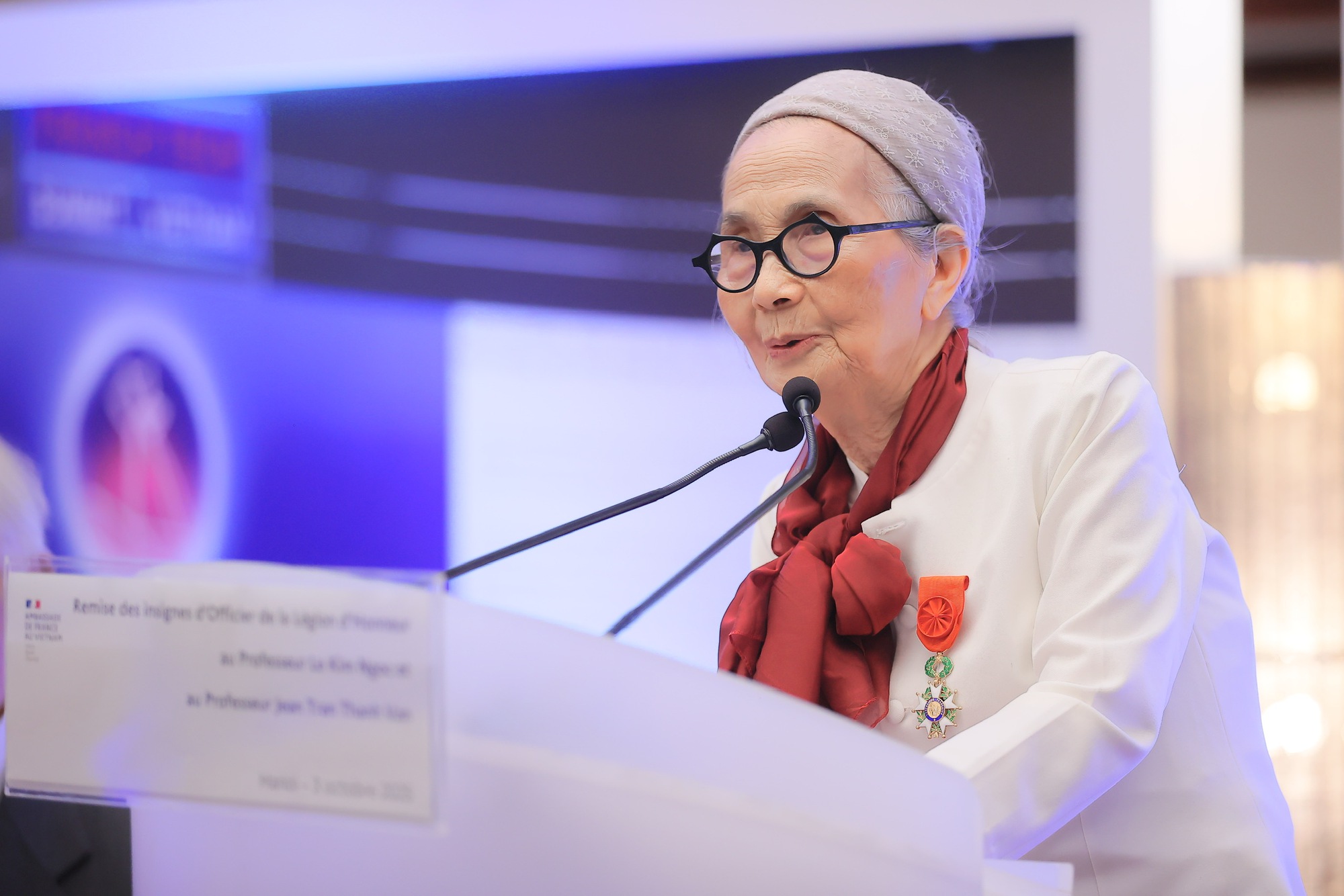 Deputy Prime Minister Nguyen Chi Dung attended the ceremony to award ...