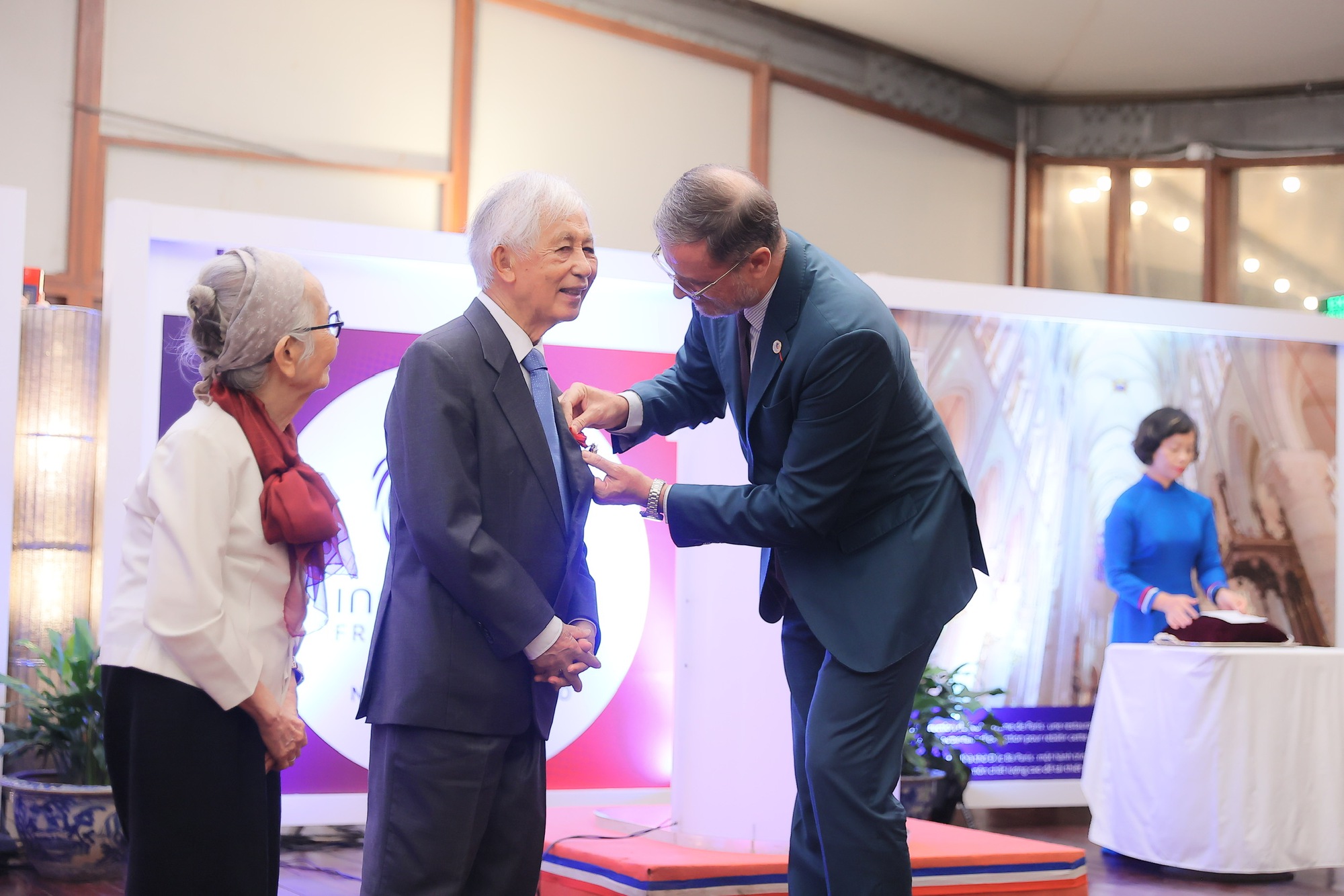 Deputy Prime Minister Nguyen Chi Dung attended the ceremony to award ...