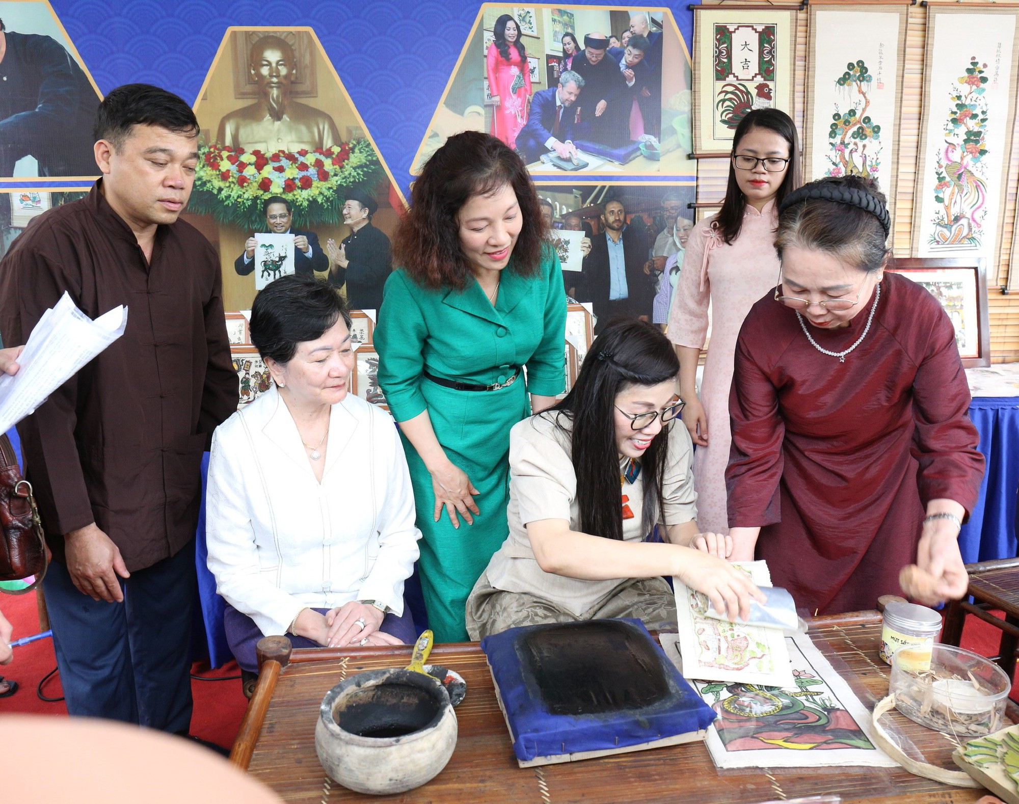 The First Lady met and interacted with the ASEAN Community Women's ...