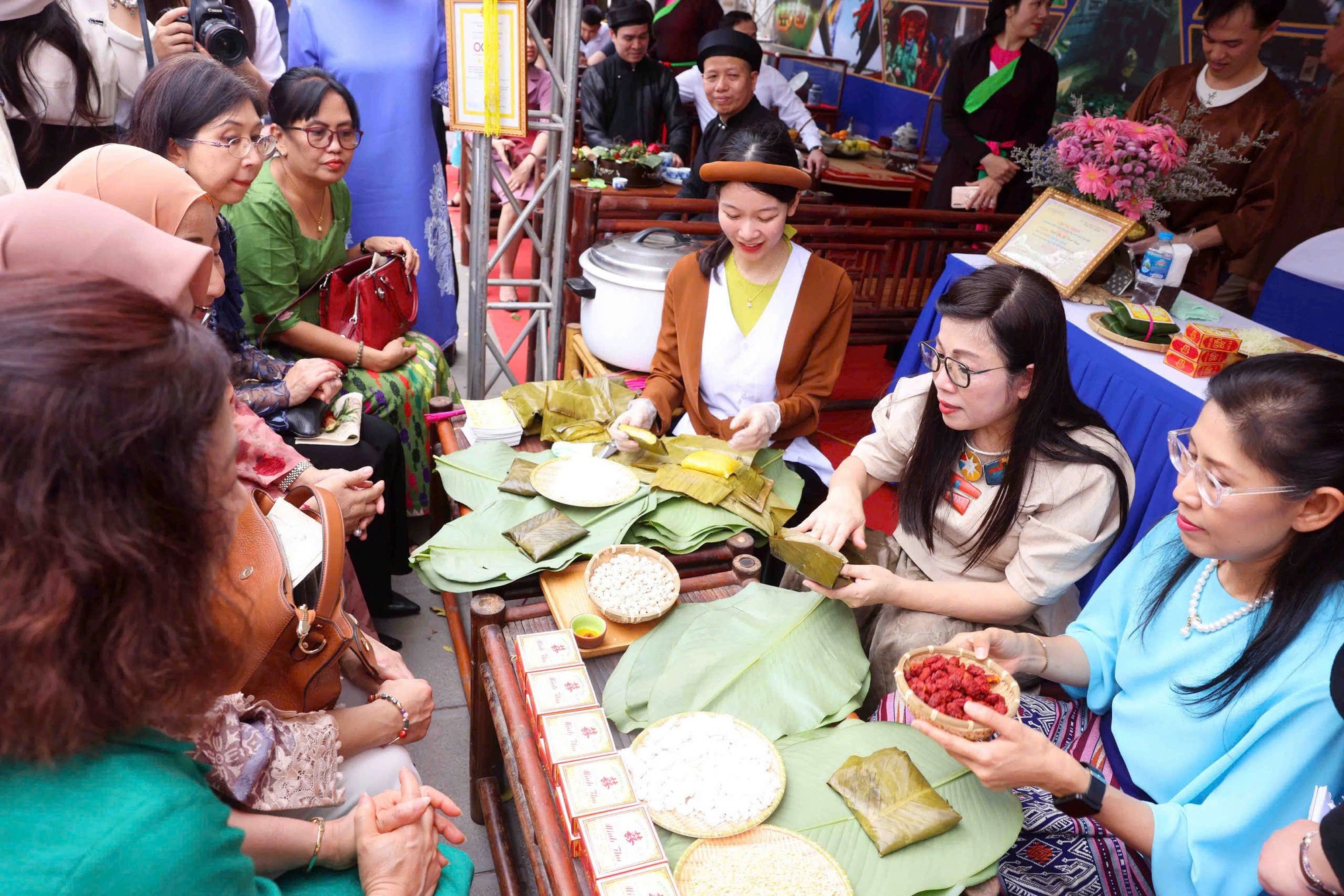 The First Lady met and interacted with the ASEAN Community Women's ...