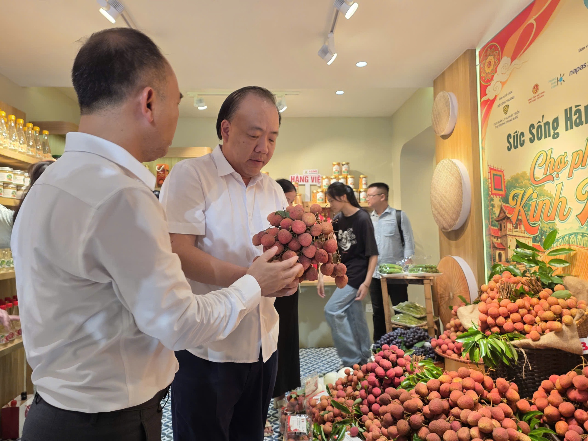 Hà Nội: Mở bán vải thiều, mỳ chũ Bắc Ninh ngay tại 'phố hàng hiệu ...