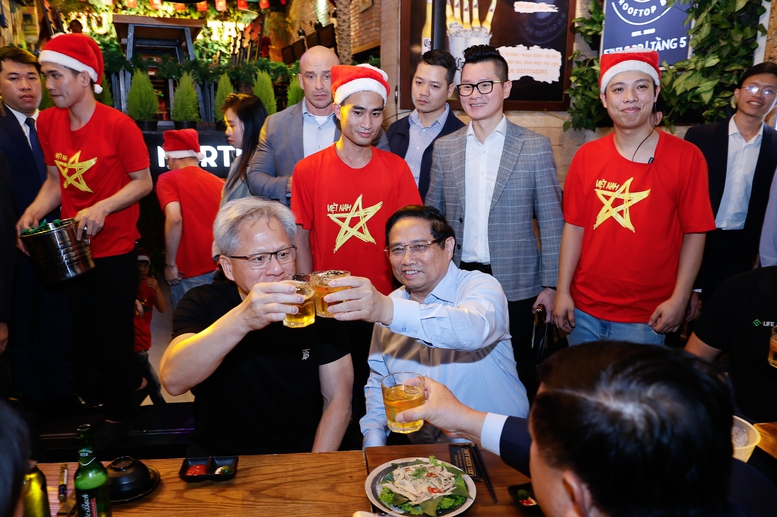 Prime Minister Pham Minh Chinh, NVIDIA CEO Jensen Huang visit Hoan Kiem Lake, enjoy beer in Ha Noi