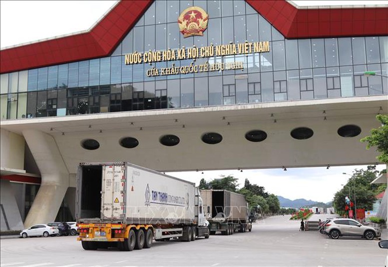 Huu Nghi border gate pair pilots smart checkpoints