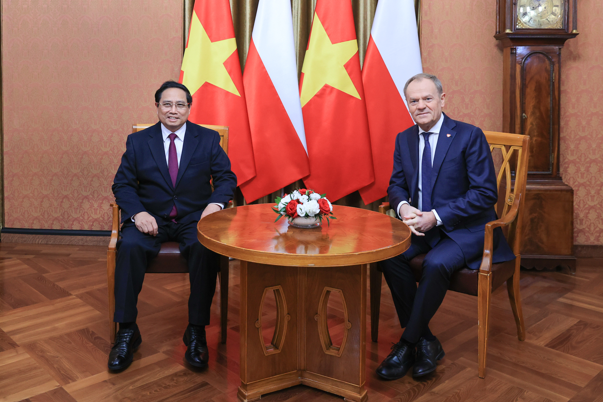Prime Minister Pham Minh Chinh holds talks with Polish counterpart Donald Tusk in Warsaw