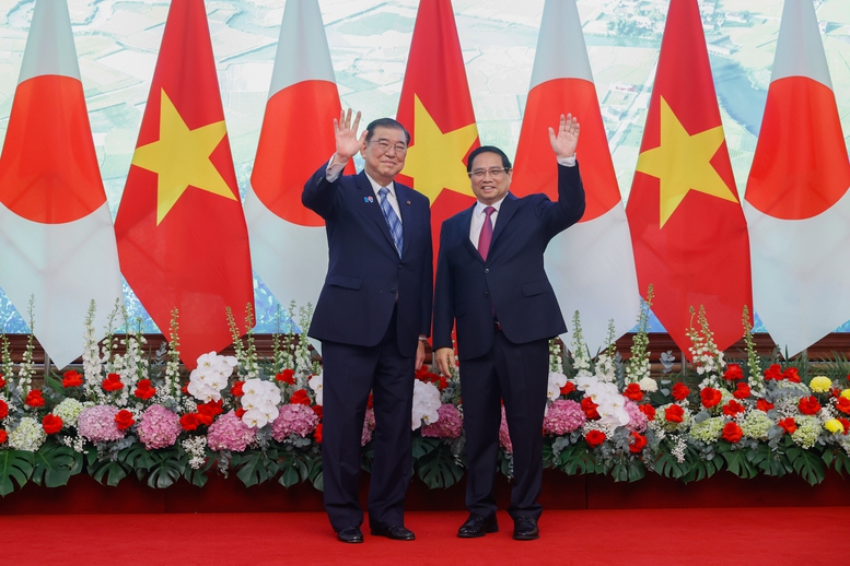 Prime Minister Pham Minh Chinh holds talks with Japanese counterpart Ishiba Shigeru