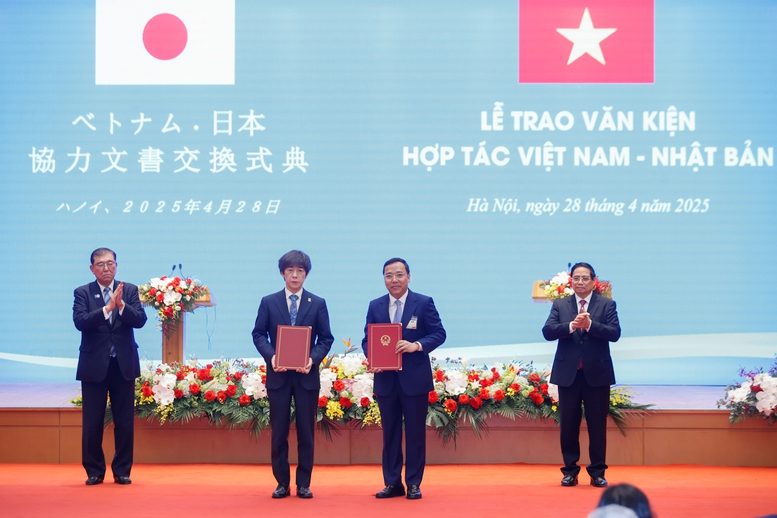 Viet Nam, Japan sign four cooperation deals