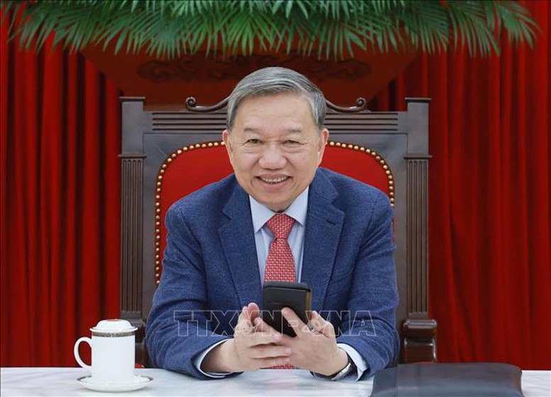 General Secretary To Lam holds phone conversation with President Donald ...