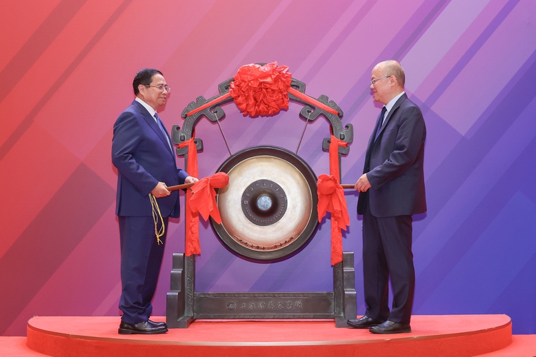 Prime Minister visits Shanghai Stock Exchange