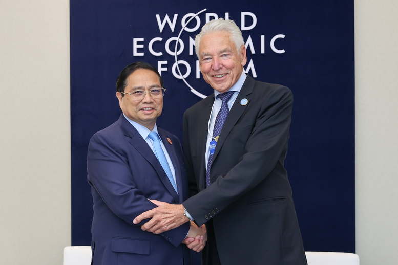 Prime Minister meets WEF leaders in Tianjin