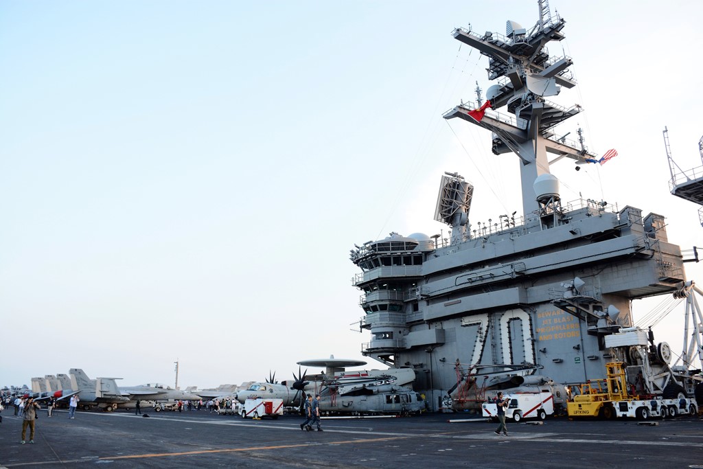 Cận cảnh tàu sân bay Hoa Kỳ thăm Đà Nẵng