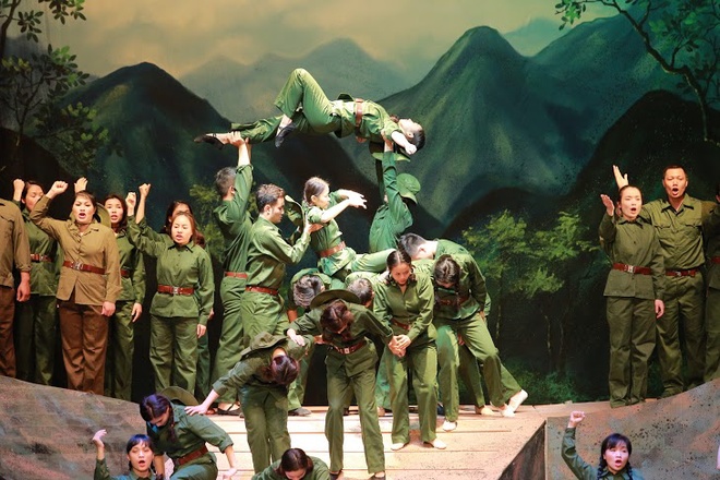 Trình diễn vở opera “Lá đỏ”