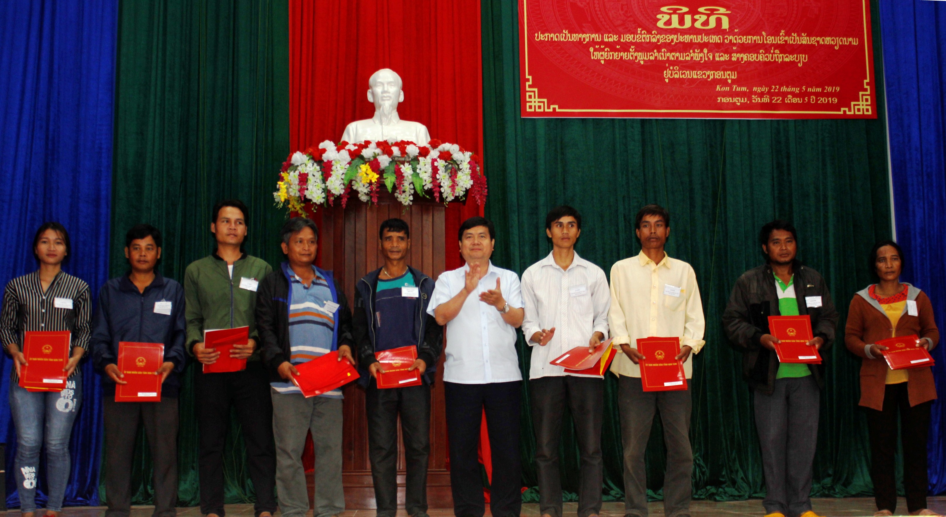 Nhập Quốc tịch Việt Nam cho 38 công dân Lào cư trú tại tỉnh Kon Tum