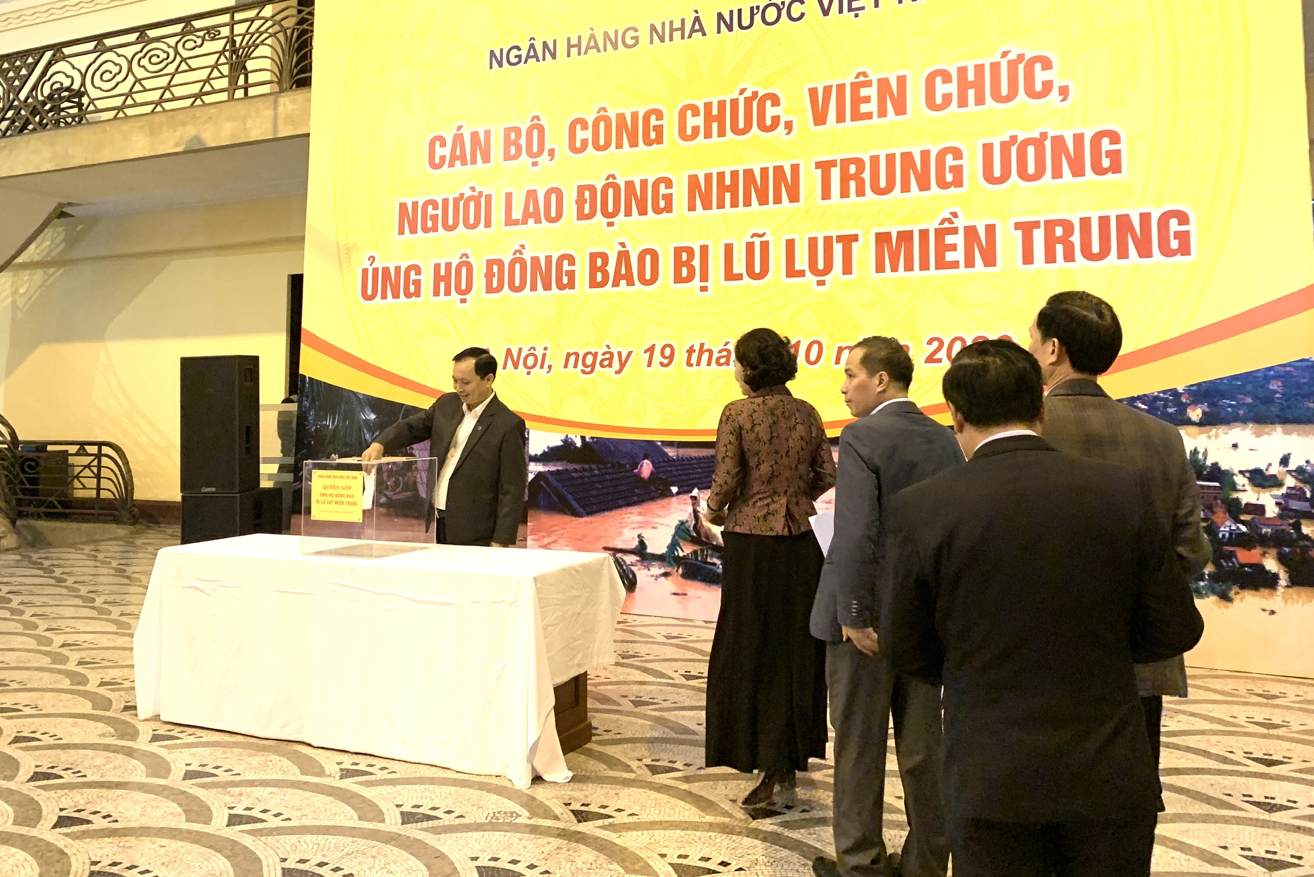 Cán bộ NHNN ủng hộ đồng bào miền Trung bị thiệt hại do thiên tai