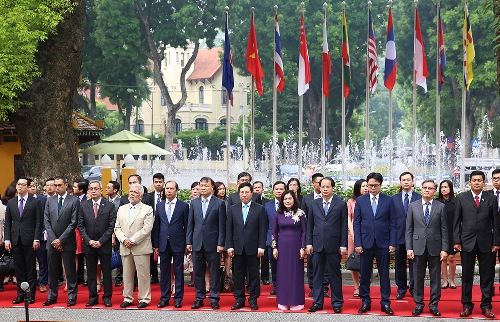 VN commits to effectively launching ASEAN Community Vision 2025