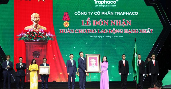 Công ty Cổ phần Traphaco đón nhận Huân chương Lao động hạng Nhất