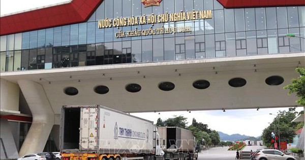 Huu Nghi border gate pair pilots smart checkpoints