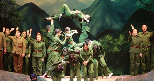 Trình diễn vở opera “Lá đỏ”