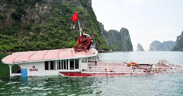 Chìm tàu du lịch tại vịnh Hạ Long